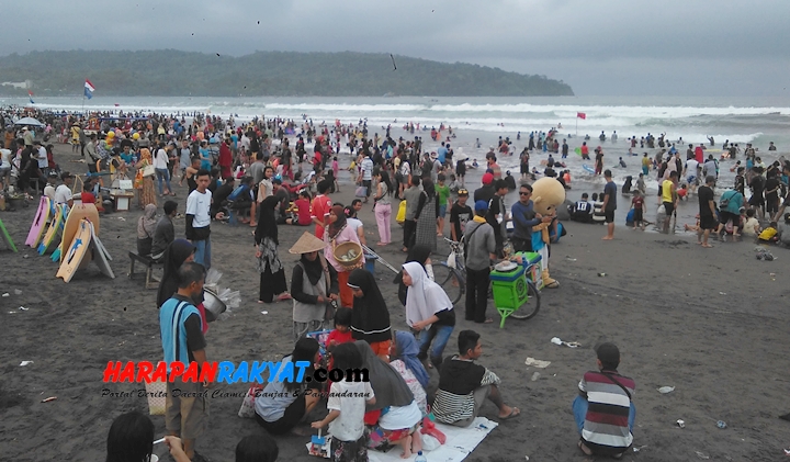 Ribuan Pengunjung Padati Pangandaran, Parkir Semrawut dan Sampah Jadi ... Ribuan Pengunjung Padati Pangandaran, Parkir Semrawut dan Sampah Jadi ...