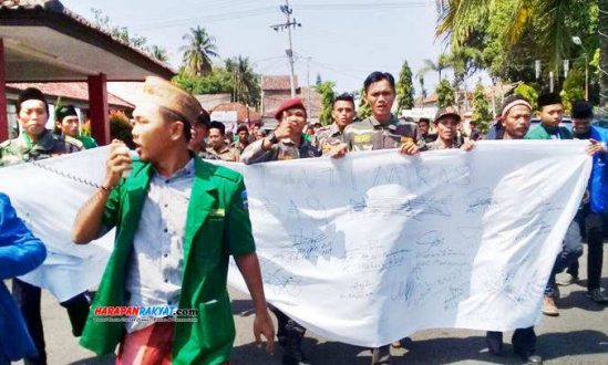 Segel Gedung DPRD, GP Ansor Pangandaran Desak Perda Miras - Harapan Rakyat Segel Gedung DPRD, GP Ansor Pangandaran Desak Perda Miras - Harapan Rakyat