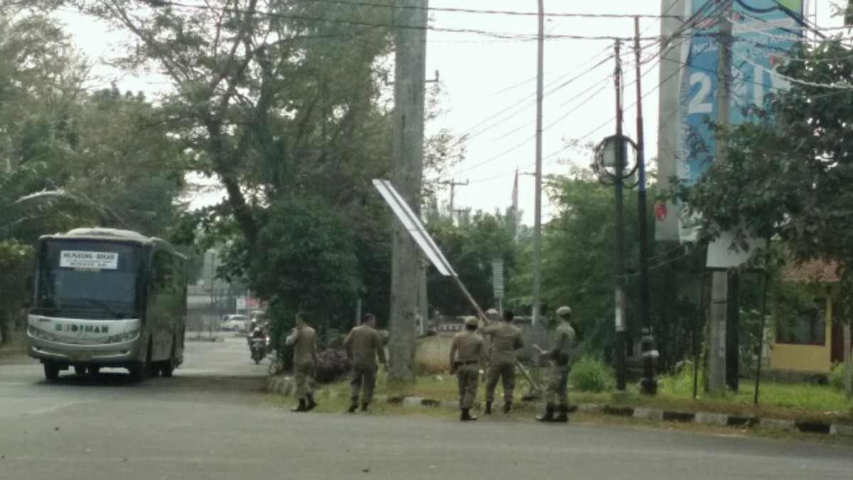 Satpol PP Ciamis Tertibkan Baliho Liar - Harapan Rakyat Online Satpol PP Ciamis Tertibkan Baliho Liar - Harapan Rakyat Online