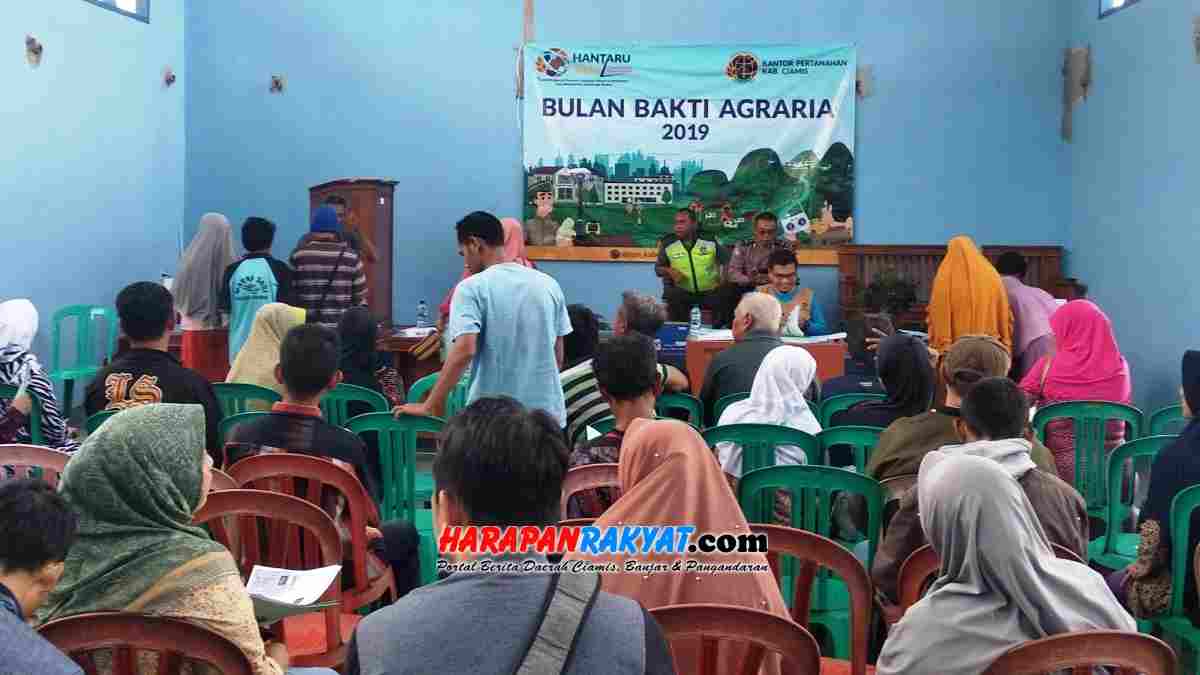 251 Warga di Kabupaten Ciamis Terima Sertifikat Tanah dari Program PTSL ... 251 Warga di Kabupaten Ciamis Terima Sertifikat Tanah dari Program PTSL ...