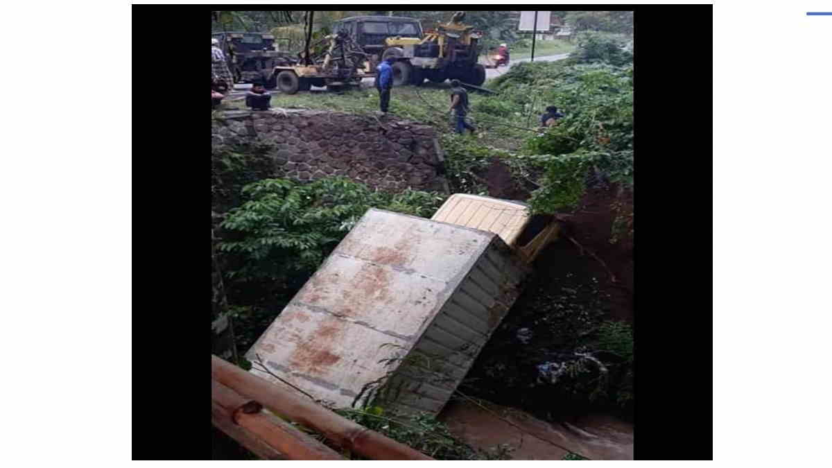 Diduga Supir Ngantuk, Truk Masuk Jurang di Cijeungjing Ciamis - Harapan ... Diduga Supir Ngantuk, Truk Masuk Jurang di Cijeungjing Ciamis - Harapan ...