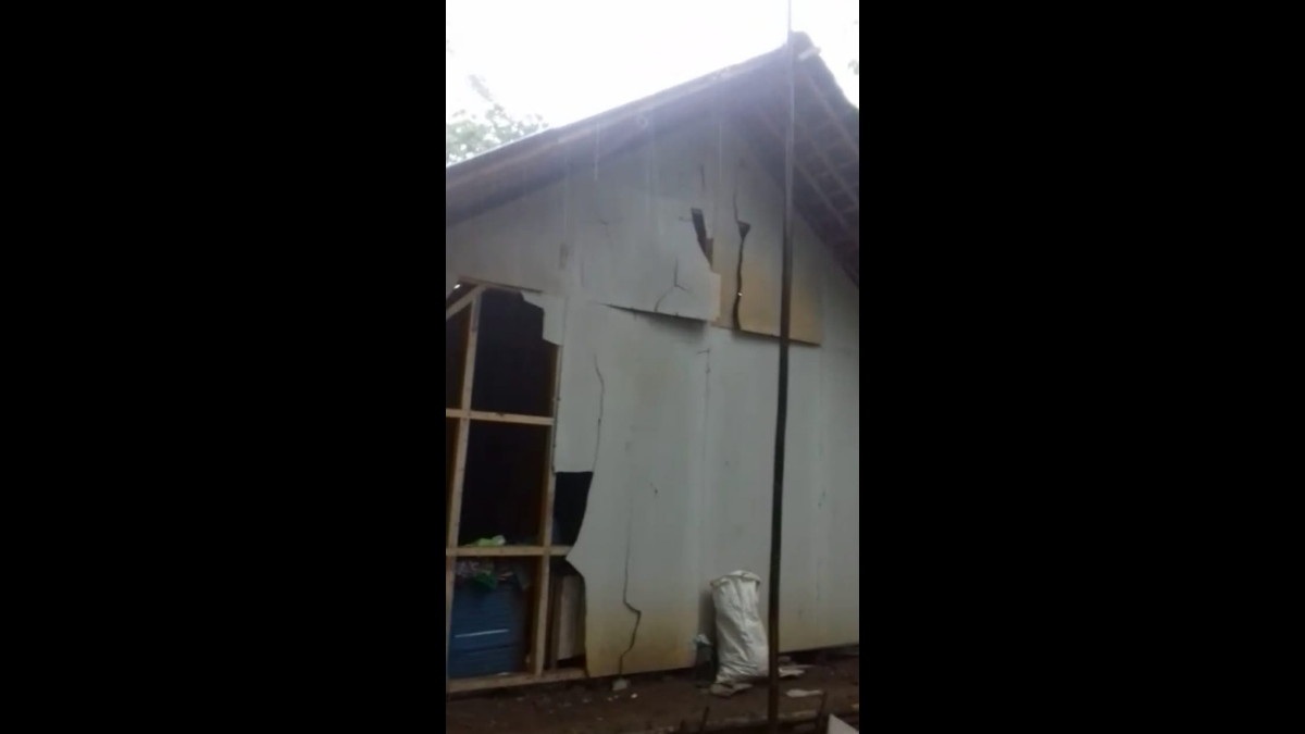 Rumah Rusak Tersambar Petir di Banjarsari Ciamis, Penghuninya Pingsan ... Rumah Rusak Tersambar Petir di Banjarsari Ciamis, Penghuninya Pingsan ...