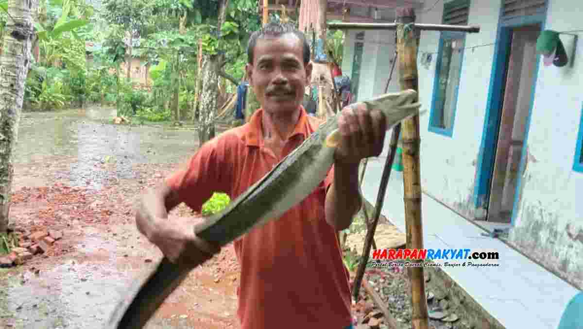 Ngabuburit Sambil Mancing, Warga Ciamis Ini Dapat Sidat Ukuran Besar ... Ngabuburit Sambil Mancing, Warga Ciamis Ini Dapat Sidat Ukuran Besar ...