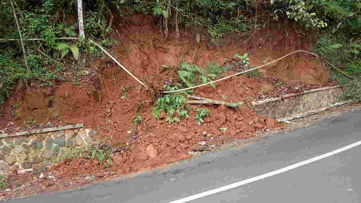 TPT Jalan Kabupaten di Bangbayang Ciamis Ambruk - Harapan Rakyat TPT Jalan Kabupaten di Bangbayang Ciamis Ambruk - Harapan Rakyat