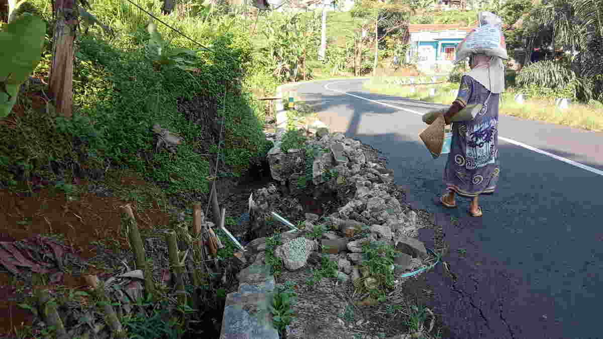 TPT Trotoar Jalan Kabupaten di Panjalu Ciamis Ambruk - Harapan Rakyat TPT Trotoar Jalan Kabupaten di Panjalu Ciamis Ambruk - Harapan Rakyat