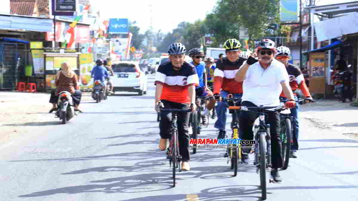 Bakal Cabup dan Cawabup Pangandaran Daftar ke KPU Pakai Sepeda Bakal Cabup dan Cawabup Pangandaran Daftar ke KPU Pakai Sepeda