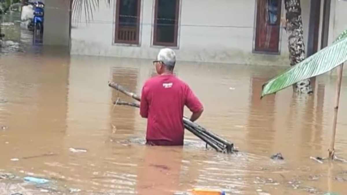 Banjir Rendam Ratusan Rumah dan Sekolah di 2 Desa Pangandaran Banjir Rendam Ratusan Rumah dan Sekolah di 2 Desa Pangandaran