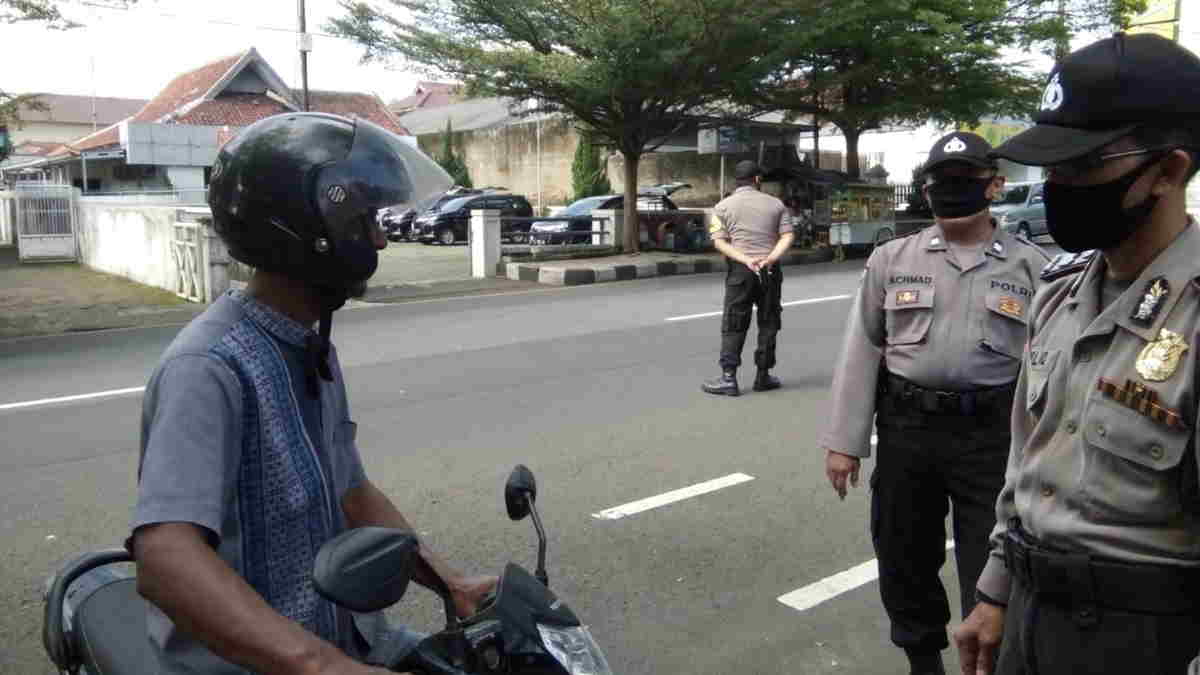Cegah Covid-19, Polsek Ciamis Terus Lakukan Imbauan Prokes 3M Cegah Covid-19, Polsek Ciamis Terus Lakukan Imbauan Prokes 3M