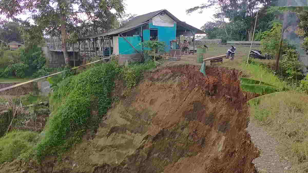 Abrasi Sungai Ciputrahaji Terus Meluas, Ancam Puluhan Rumah Abrasi Sungai Ciputrahaji Terus Meluas, Ancam Puluhan Rumah