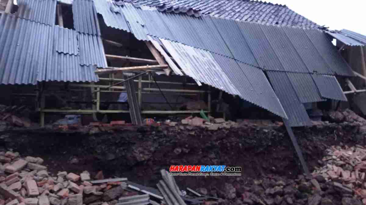 Hujan Deras Mengguyur Tasikmalaya, Satu Keluarga Mengungsi Hujan Deras Mengguyur Tasikmalaya, Satu Keluarga Mengungsi