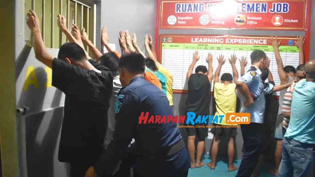 Kamar Warga Binaan Lapas Banjar Digeledah, Kabel Hingga Sajam Disita Kamar Warga Binaan Lapas Banjar Digeledah, Kabel Hingga Sajam Disita