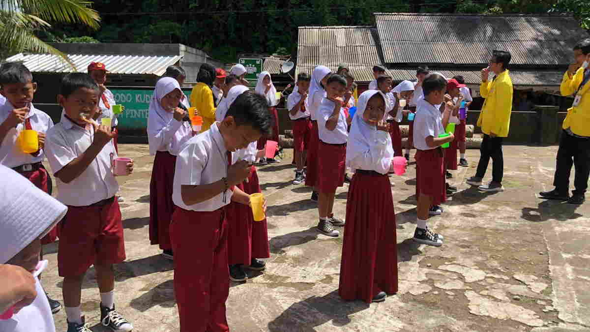 Mahasiswa KKN Unsil Ajarkan Murid SD di Pangandaran PHBS Mahasiswa KKN Unsil Ajarkan Murid SD di Pangandaran PHBS