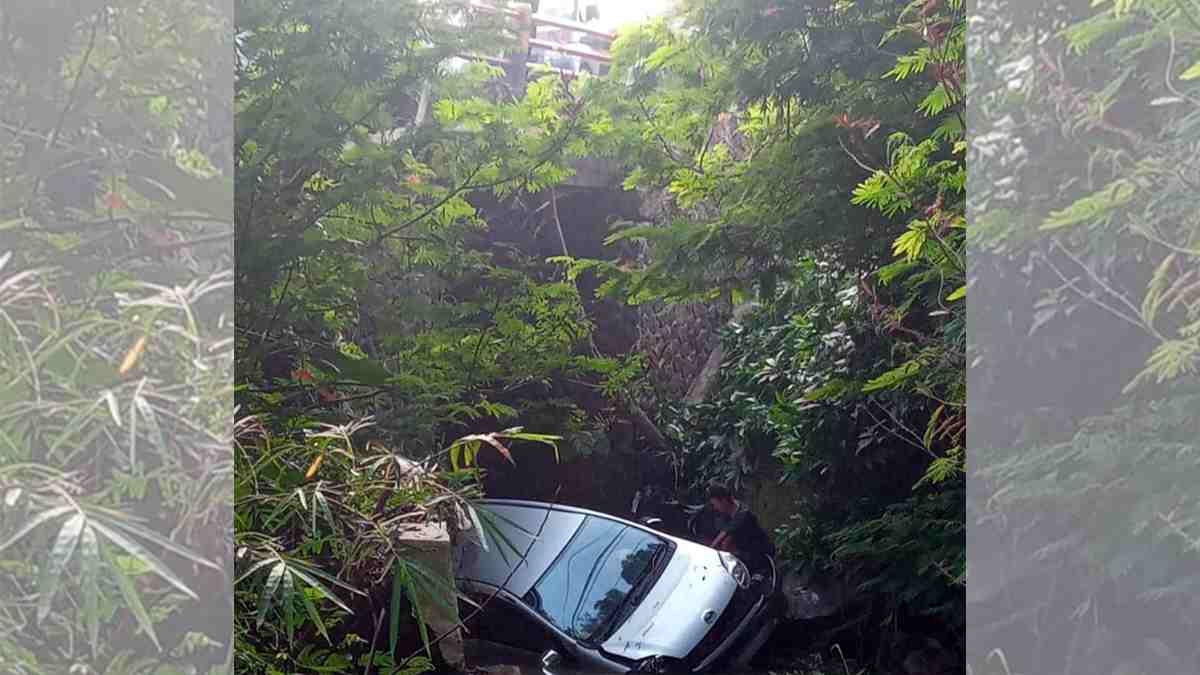 Mobil Terjun ke Sungai di Tasikmalaya, 4 Orang Luka-luka Mobil Terjun ke Sungai di Tasikmalaya, 4 Orang Luka-luka
