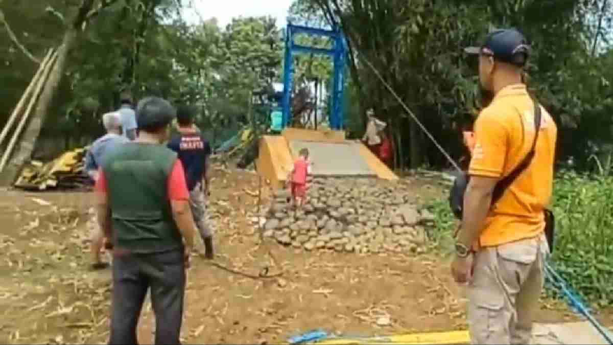 Tim Inafis Polres Ciamis Olah TKP Jembatan Gantung Ambruk Tim Inafis Polres Ciamis Olah TKP Jembatan Gantung Ambruk