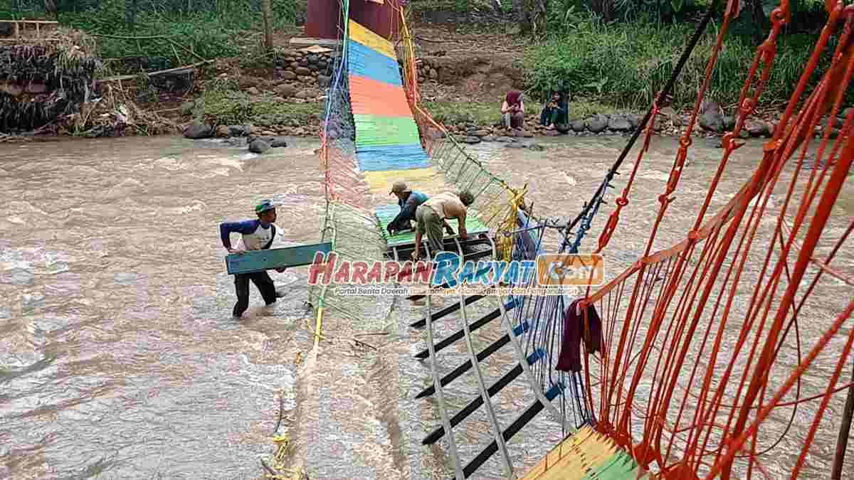 Jembatan Gantung Ambruk, Puluhan Santri di Ciamis Luka-luka Jembatan Gantung Ambruk, Puluhan Santri di Ciamis Luka-luka