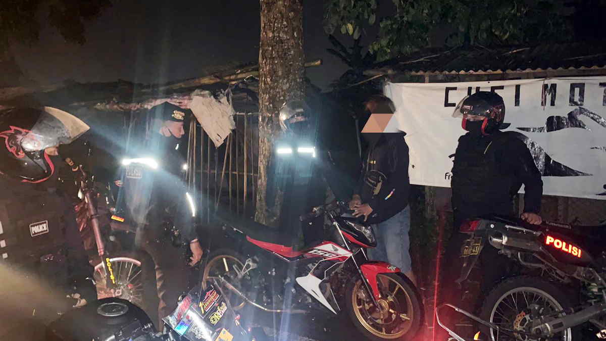 Sengaja Geber Knalpot Bising di Depan Polisi, 2 Pemuda di Tasikmalaya ... Sengaja Geber Knalpot Bising di Depan Polisi, 2 Pemuda di Tasikmalaya ...