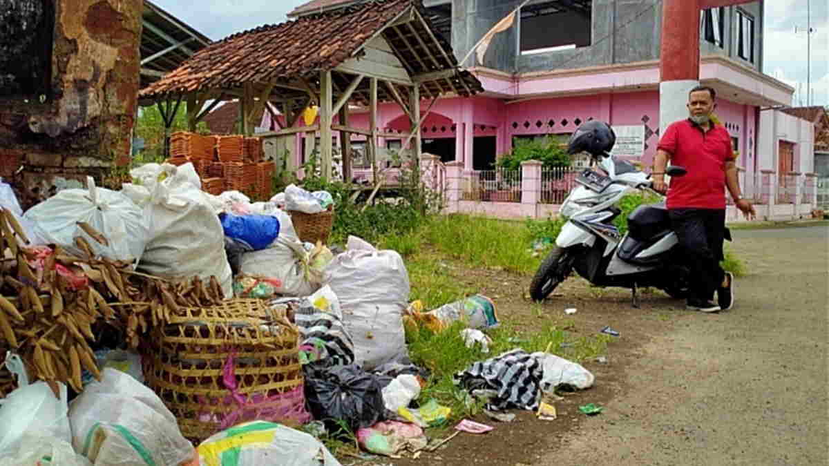 Warga Hegarsari Kota Banjar Keluhkan Sampah Menumpuk Tak Diambil Petugas Warga Hegarsari Kota Banjar Keluhkan Sampah Menumpuk Tak Diambil Petugas