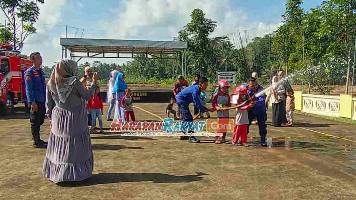 Damkar Rancah Ciamis Ajari Bocah PAUD Padamkan Api Damkar Rancah Ciamis Ajari Bocah PAUD Padamkan Api