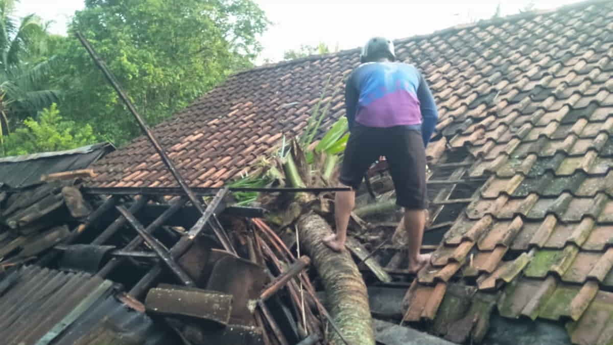 Hujan Angin di Ciamis, Genting Beterbangan, Puluhan Rumah Rusak Hujan Angin di Ciamis, Genting Beterbangan, Puluhan Rumah Rusak