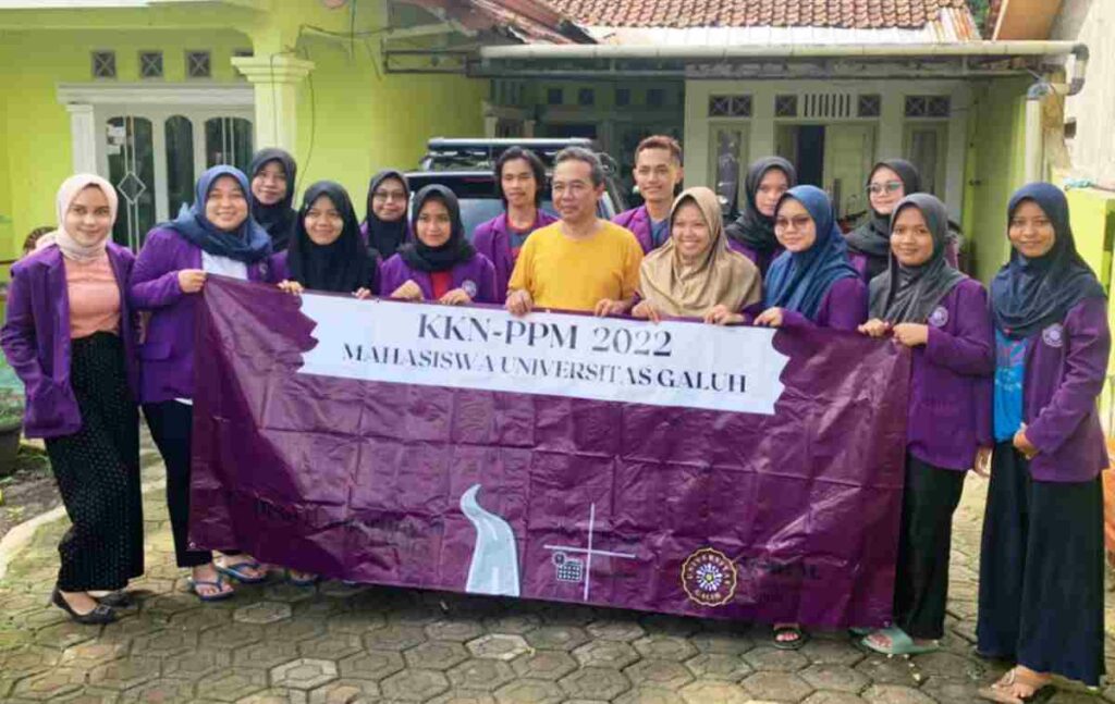 Mahasiswa KKN Unigal Bantu Pasarkan Produk UMKM Banjaranyar Ciamis Mahasiswa KKN Unigal Bantu Pasarkan Produk UMKM Banjaranyar Ciamis