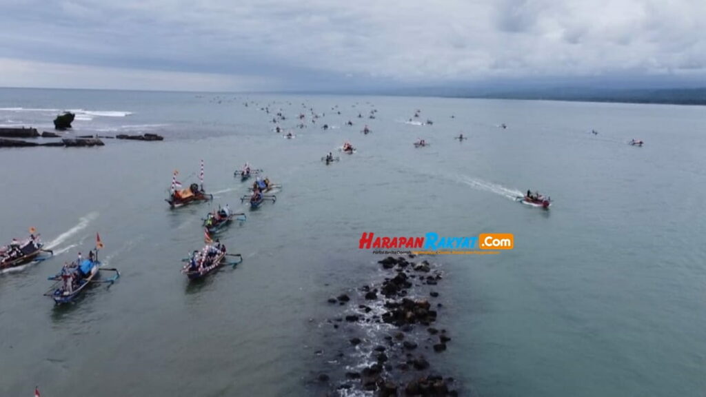Hajat Laut Pantai Selatan Garut, Ratusan Perahu Nelayan Konvoi Hajat Laut Pantai Selatan Garut, Ratusan Perahu Nelayan Konvoi