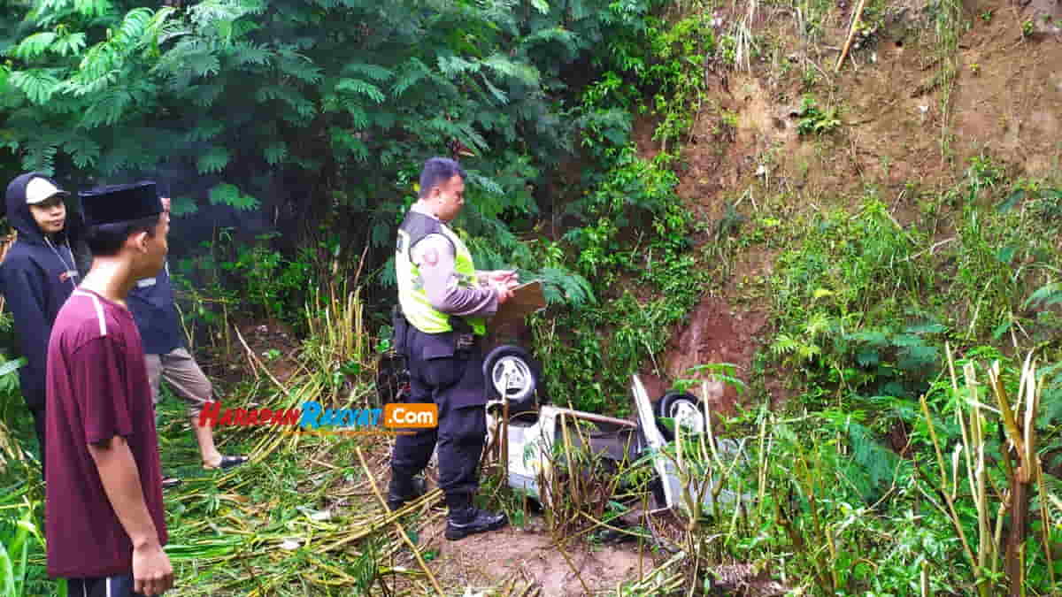 Mobil Masuk Jurang Sedalam 25 Meter di Garut, Penumpangnya Selamat Mobil Masuk Jurang Sedalam 25 Meter di Garut, Penumpangnya Selamat
