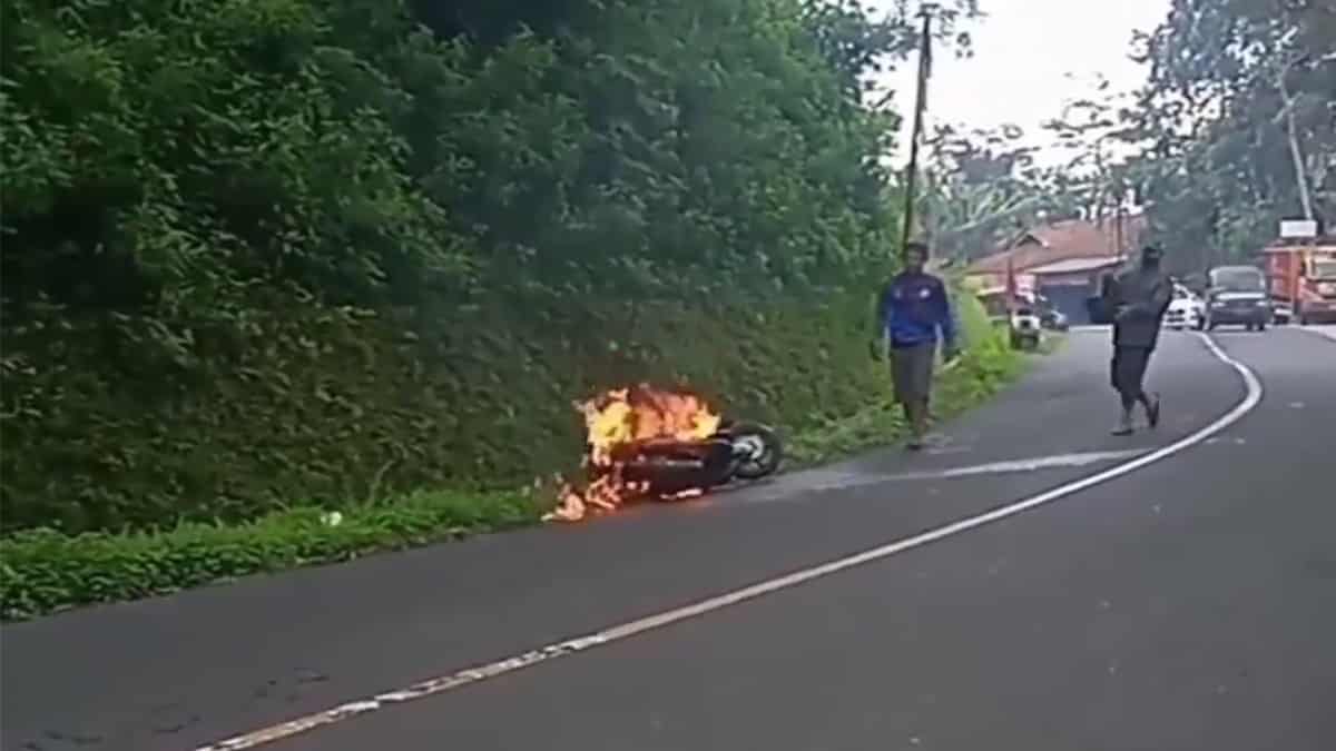 Lagi Ngebut, Motor Seorang Pengendara Mendadak Terbakar di Jalan Raya ... Lagi Ngebut, Motor Seorang Pengendara Mendadak Terbakar di Jalan Raya ...