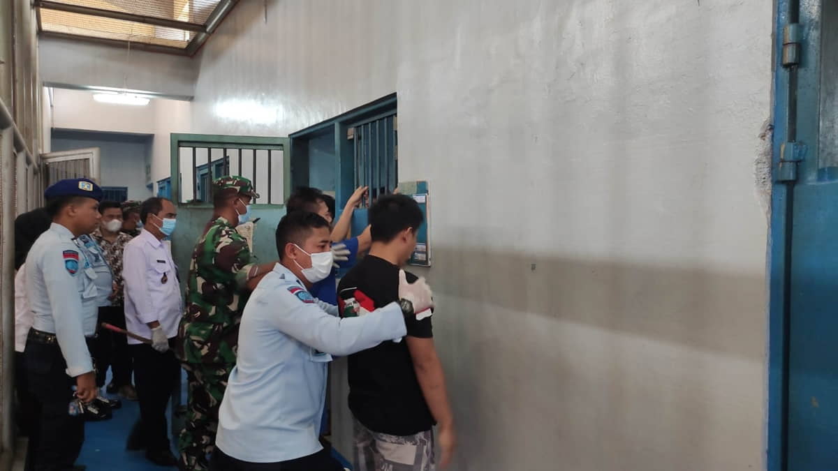 Kamar Hunian Lapas Kota Banjar Digeledah, Ini Hasilnya! Kamar Hunian Lapas Kota Banjar Digeledah, Ini Hasilnya!