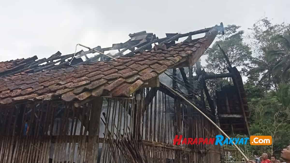 Kandang Milik Warga di Bangbayang Ciamis Terbakar, 250 Anak Ayam Hangus Kandang Milik Warga di Bangbayang Ciamis Terbakar, 250 Anak Ayam Hangus
