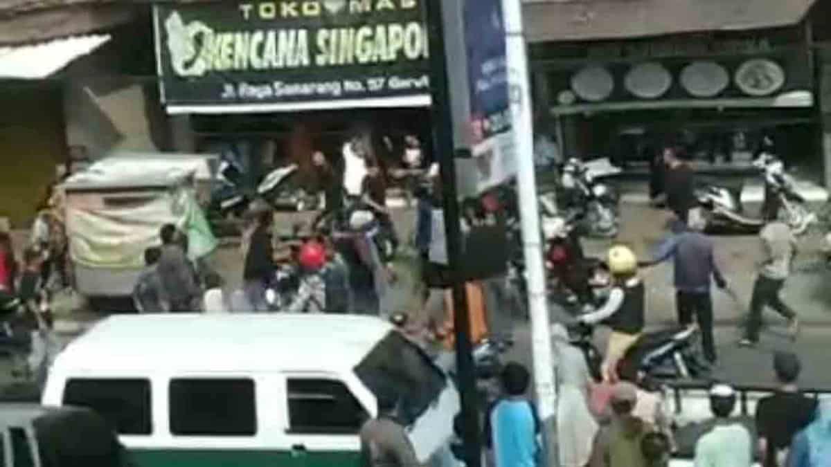 Video Perkelahian ala Gangster Jalanan di Garut Viral di Medsos Video Perkelahian ala Gangster Jalanan di Garut Viral di Medsos