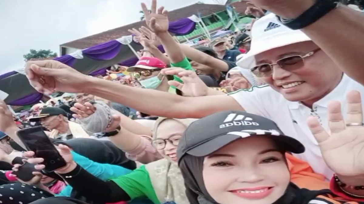 Warga Cipaku Heboh Joget Bersama Bupati Ciamis Warga Cipaku Heboh Joget Bersama Bupati Ciamis