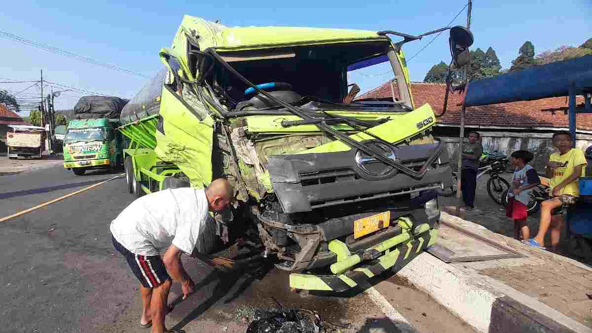 Truk Colt Diesel Hantam Mobil Tangki di Banjar, Dua Orang Luka Parah Truk Colt Diesel Hantam Mobil Tangki di Banjar, Dua Orang Luka Parah