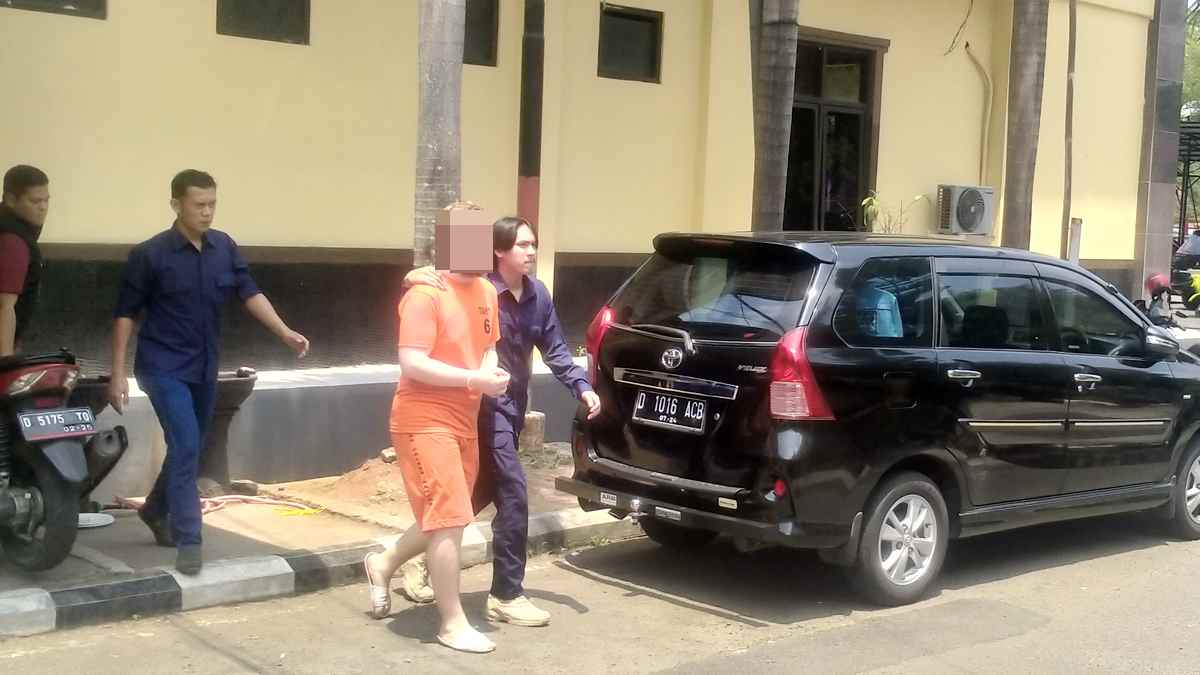 Bule Tersangka Pembunuh Mertua di Banjar Peragakan 34 Reka Adegan Bule Tersangka Pembunuh Mertua di Banjar Peragakan 34 Reka Adegan