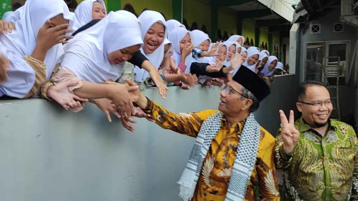 Kunjungi Ponpes Di Tasikmalaya Mahfud Md Tegaskan Siap Perjuangkan
