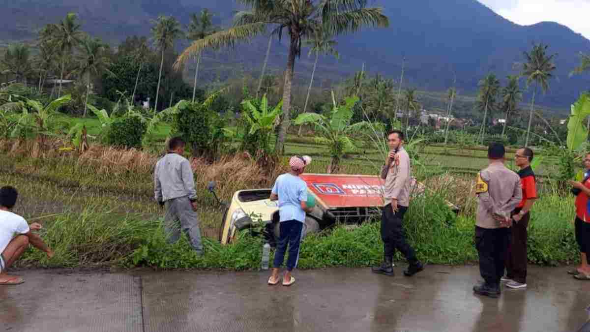 Sopir Hilang Kendali, Truk Boks Terbang hingga Nyungsep ke Sawah di Garut Sopir Hilang Kendali, Truk Boks Terbang hingga Nyungsep ke Sawah di Garut