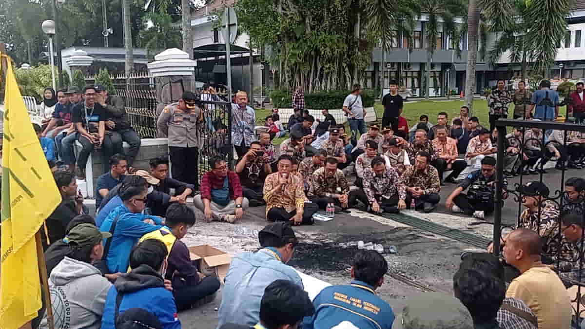 Aksi Jilid 2 PMII Ciamis Diwarnai Aksi Bakar Ban Aksi Jilid 2 PMII Ciamis Diwarnai Aksi Bakar Ban