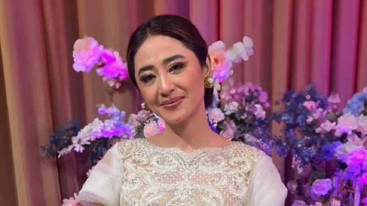 Dewi Perssik Dilamar Rully, Sempat Ragu karena Trauma Dewi Perssik Dilamar Rully, Sempat Ragu karena Trauma