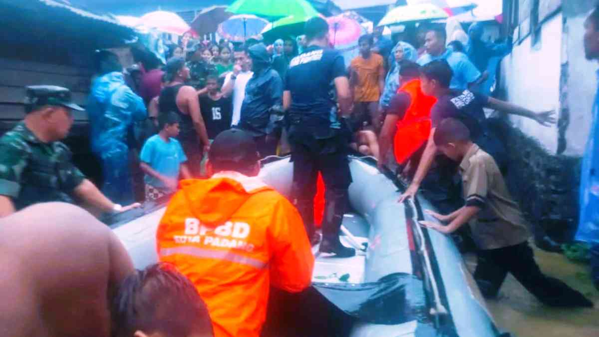 Hujan Deras Picu Banjir di Kota Padang, 11 Kecamatan Terendam Hujan Deras Picu Banjir di Kota Padang, 11 Kecamatan Terendam