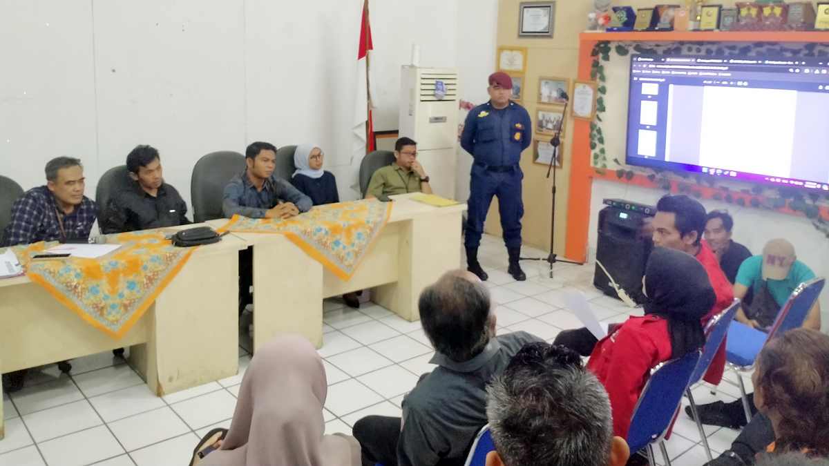 Gabungan Aktivis Datangi Kantor KPU Kota Banjar, Tolak Hasil Seleksi ... Gabungan Aktivis Datangi Kantor KPU Kota Banjar, Tolak Hasil Seleksi ...