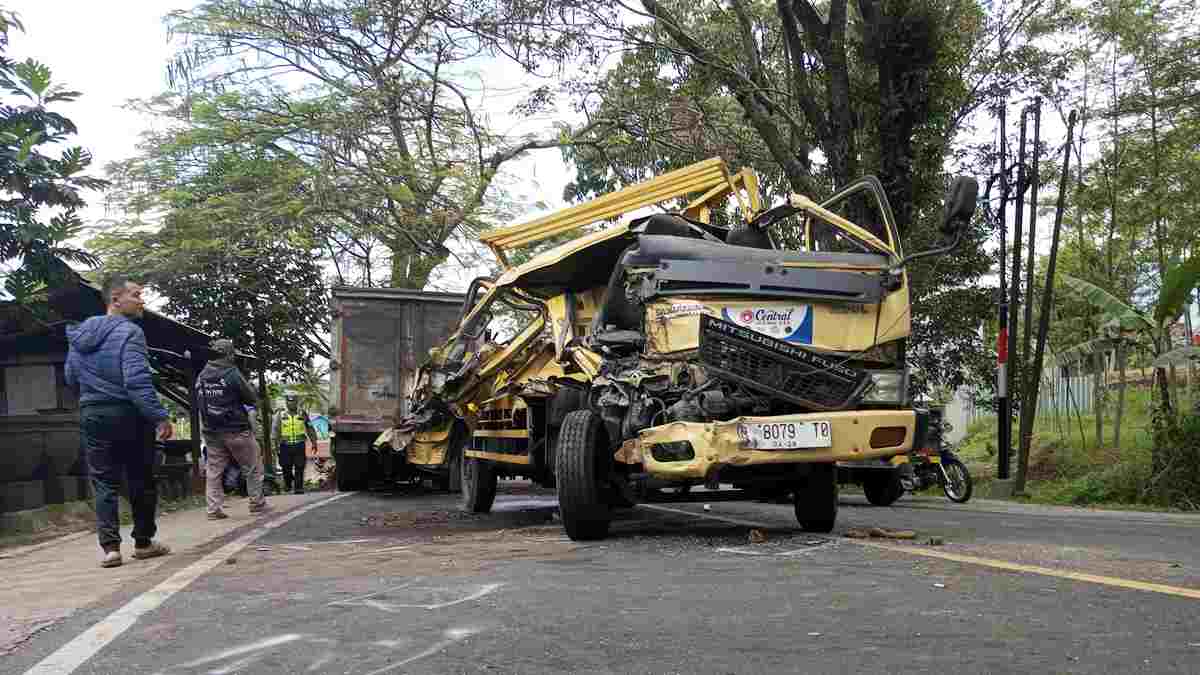 Kecelakaan Truk dengan Truk di Jalur Mudik Garut, Satu Orang Tewas Kecelakaan Truk dengan Truk di Jalur Mudik Garut, Satu Orang Tewas