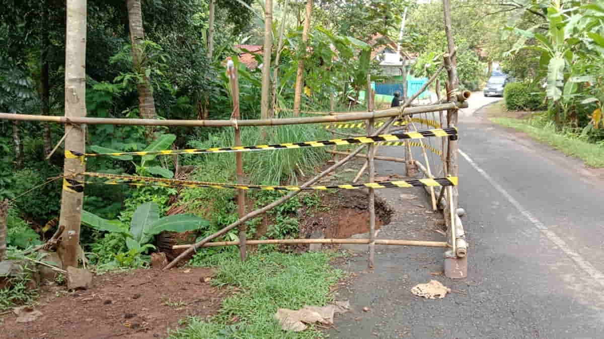 Gorong-Gorong Ambruk di Bunter Ciamis, Jalan Kabupaten Ini Jadi Sempit Gorong-Gorong Ambruk di Bunter Ciamis, Jalan Kabupaten Ini Jadi Sempit