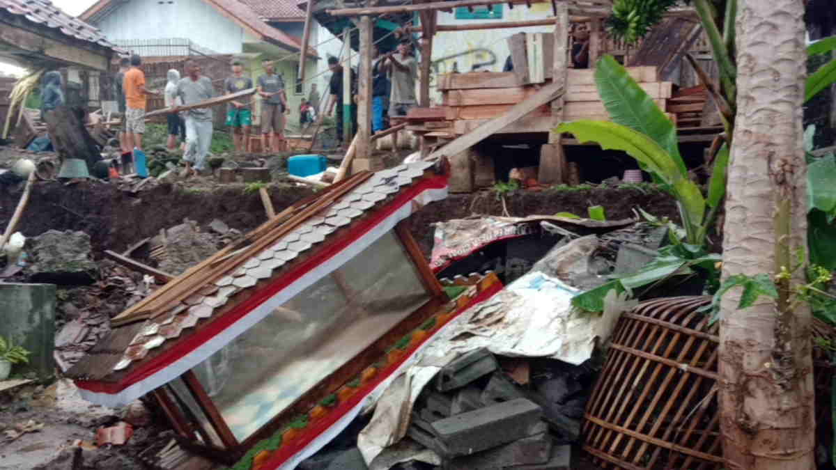 Seorang Wanita Terluka Tertimpa TPT Ambruk di Pamulihan Sumedang ... Seorang Wanita Terluka Tertimpa TPT Ambruk di Pamulihan Sumedang ...